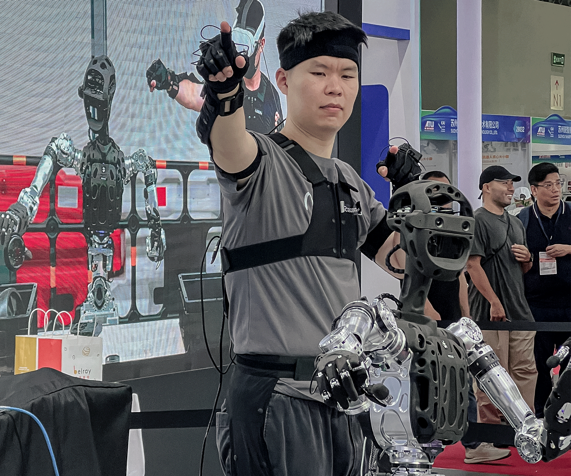 携手 PNDbotics，Adam-U 再度亮相上海